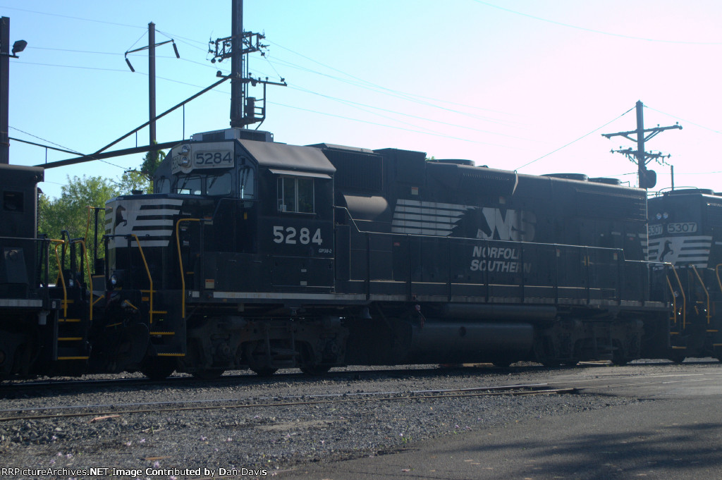 NS GP38-2 5284